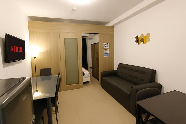 Nj 1br+balcony @ Moa W/ Wifi+netflix+pool+washer - Pasay