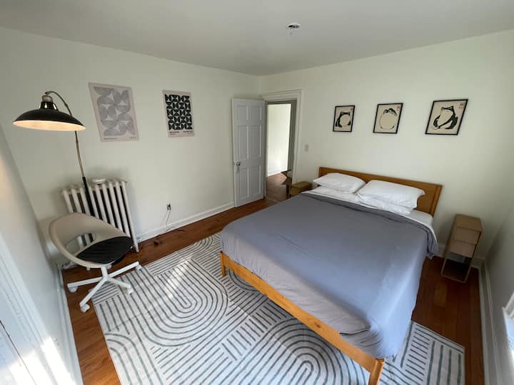 Bright & Cozy Farmhouse Flat - Burlington, VT