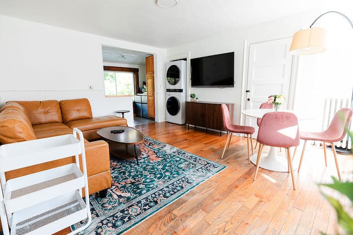 Bright & Cozy Farmhouse Flat - Burlington, VT