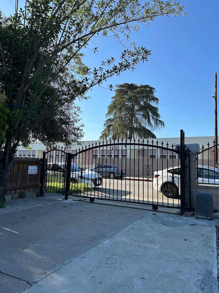 独立安静前屋 - El Monte