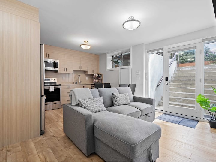 Luxury 2-bdrm Suite In Modern House! - North Vancouver
