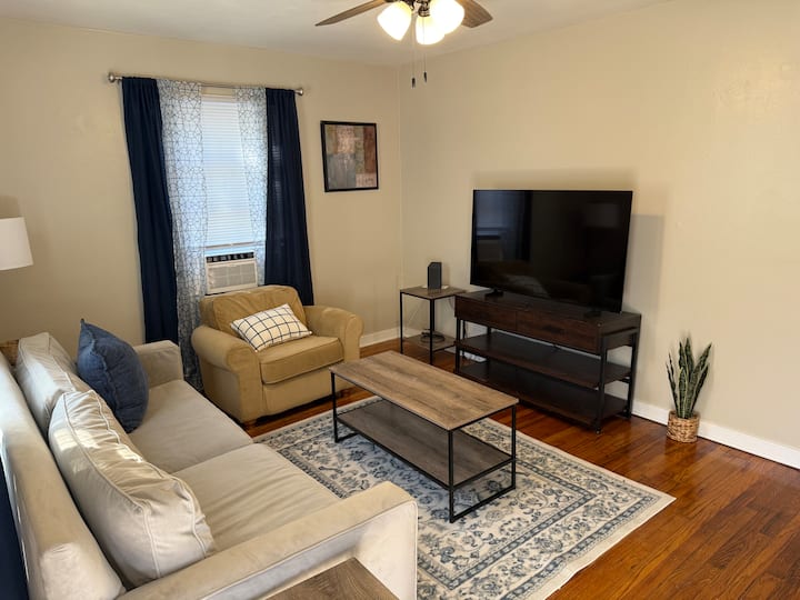 Quaint 2 Bedroom Duplex In A Quiet Neighborhood - Urbana, IL