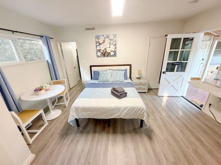Modern Studio | Sofa Bed + Kitchen Near Rose Bowl - Pasadena, CA