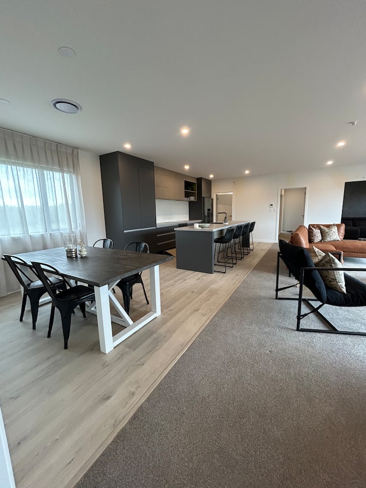 Brand New Spacious Mountain View Home - Te Anau