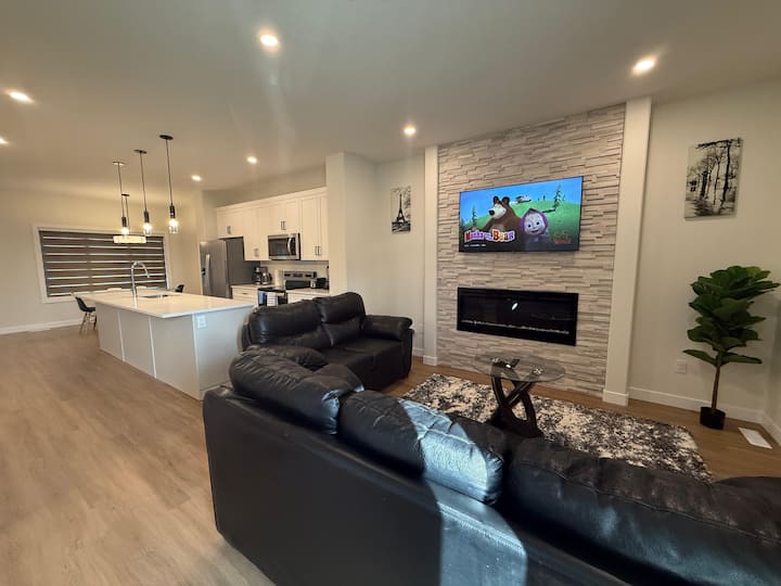 Modern 3-bedroom Home In The Greens – Regina East - Regina