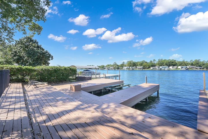 Cozy Waterfront Lakehouse W/ Dock + Sleeps 10 - Conroe, TX