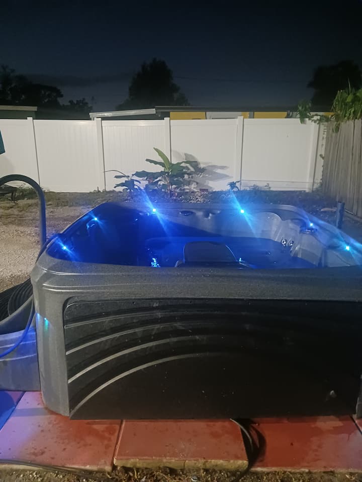 #25 Hermosa Home With Jacuzzi By Joyful Moments - Tampa, FL