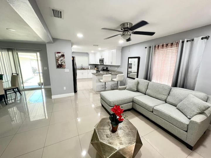 #25 Hermosa Home With Jacuzzi By Joyful Moments - Tampa, FL