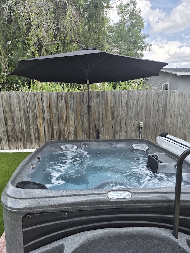 #25 Hermosa Home With Jacuzzi By Joyful Moments - Tampa, FL