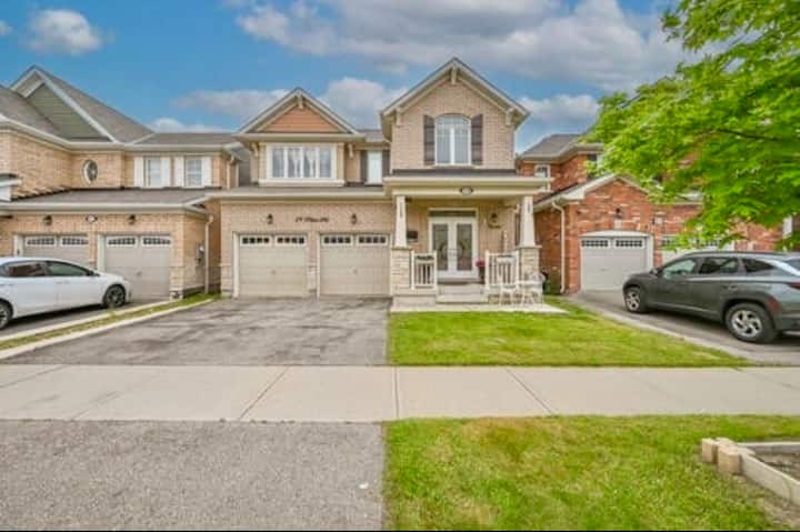 Chic Modern Home For 10 W/ Deck & Open Layout - Caledon, ON, Canada