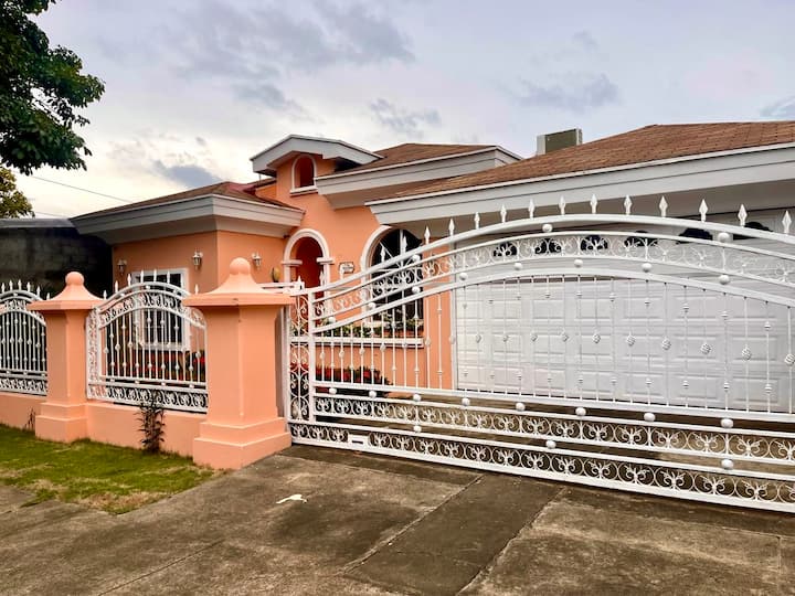 Casa Moderna Con Diseño Acogedor Y Seguro - Managua