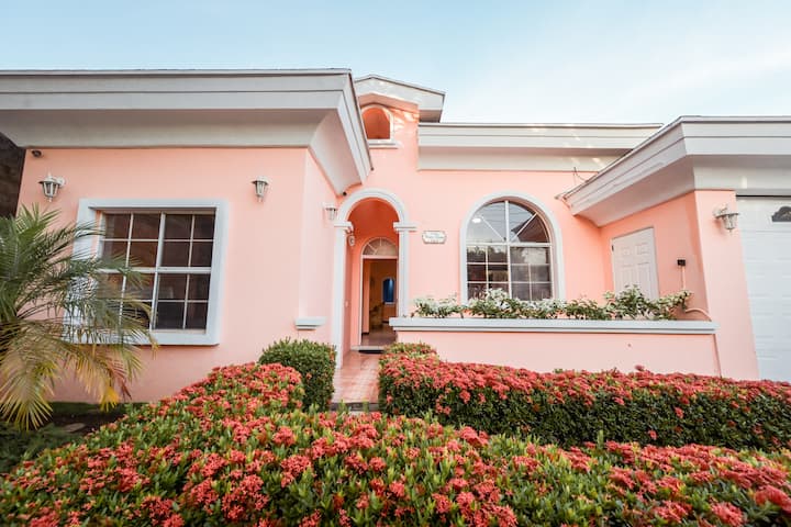 Casa Moderna Con Diseño Acogedor Y Seguro - Managua