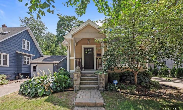 Relax & Recharge | Stylish Pleasant Ridge Retreat - Birmingham, MI