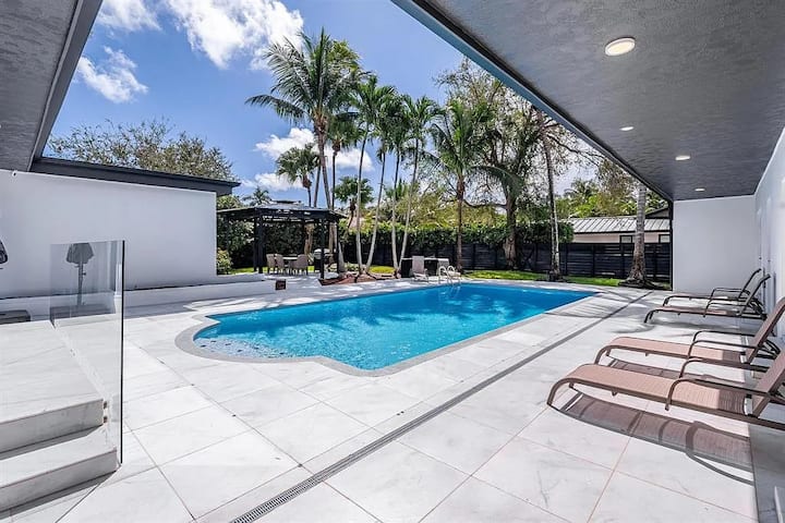 Spacious Getaway | Pool • 5br • Perfect For Groups - Cutler Bay, FL