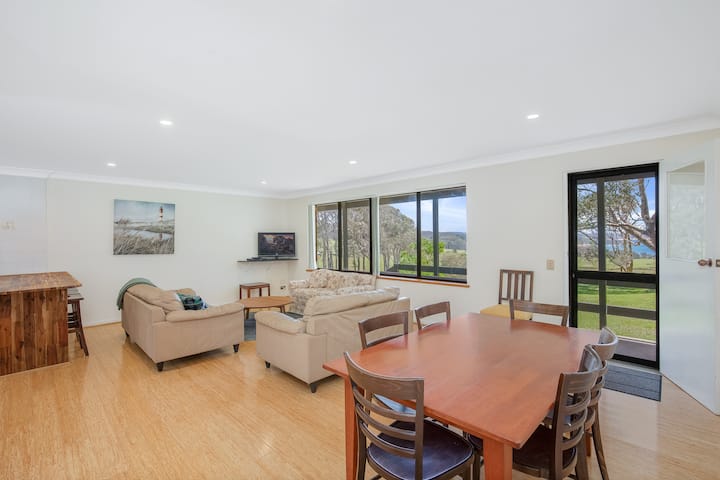 Cuttagee Beach Cottages - Unit 1 - Mimosa Rock