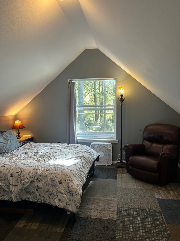 Woodland Escape: Private Upstairs Suite + 1/2 Bath - Port Orchard, WA
