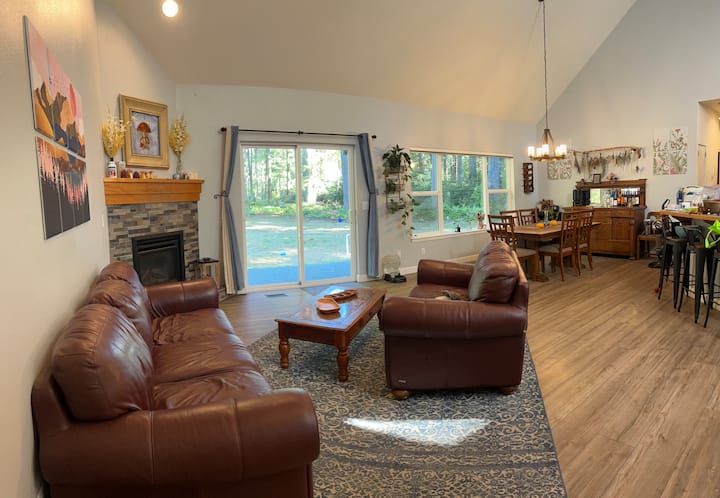 Woodland Escape: Private Upstairs Suite + 1/2 Bath - Port Orchard, WA