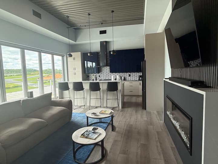 Trackside Luxury Retreat With Turn-1 Views - Dawsonville, GA