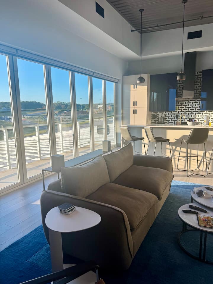 Trackside Luxury Retreat With Turn-1 Views - Dawsonville, GA