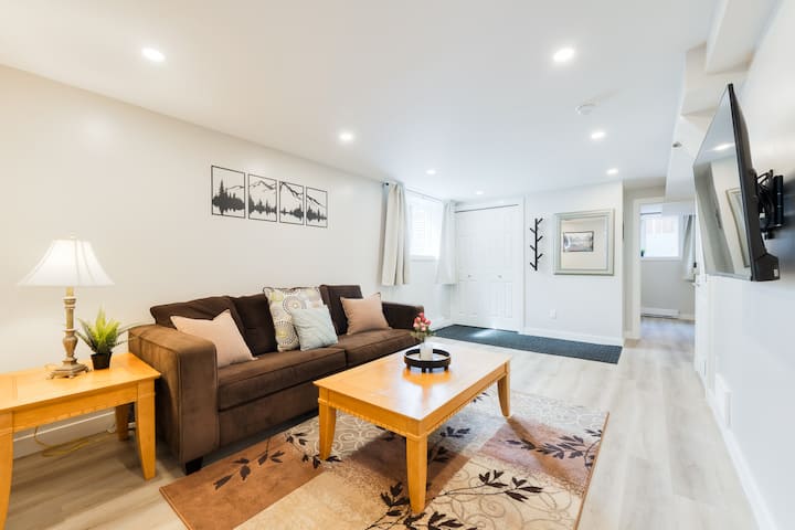 Central Located 3 Bdr Suite - Calgary