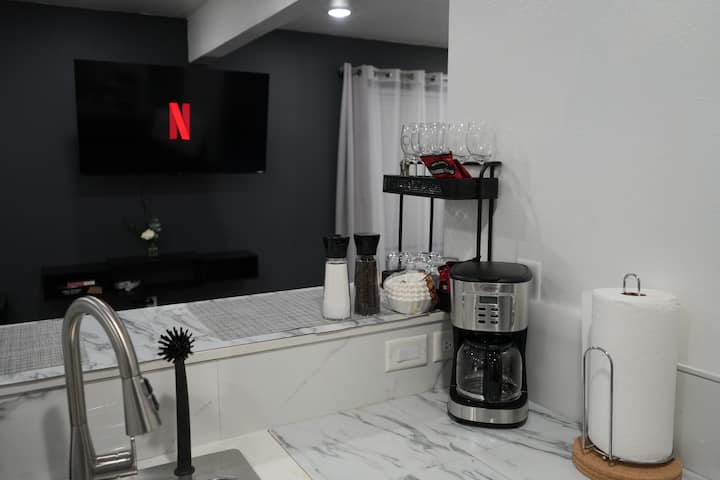 5 Min From Downtown - Clean Modern Uptown Studio - Dallas, TX