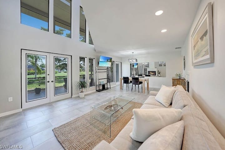 Beautiful 2 Bedroom Condo - Pool, Golf, And Marina - Burnt Store Marina