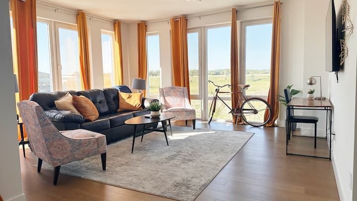 2 Bdrm Apartment Home With A Sunset View - Madison