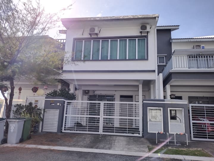 Urban Oasis Homestay (14 Pax) - Seremban