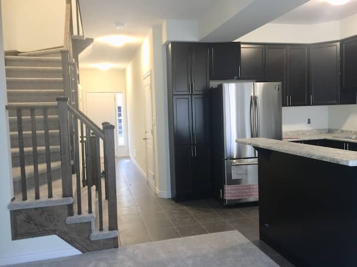 3 Bedroom Townhouse In Ancaster, Hamilton - Hamilton