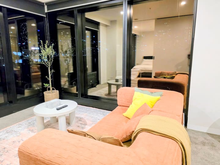 Luxury Marina Tower Stay | Waterfront & City Views - Brooklyn