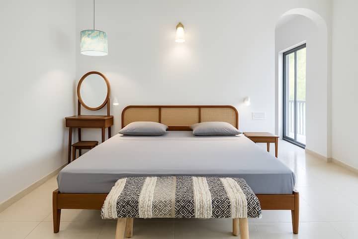 Modern Coastal Stay | Airy 1bhk With Balcony - Goa