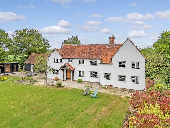 Charming Essex Farmhouse | 5br - Hot Tub & Sauna - エセックス