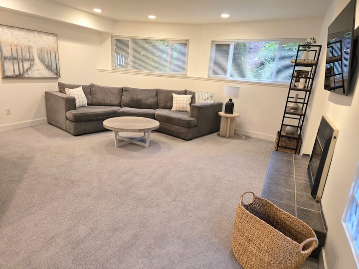 Bright & Spacious Suite Near Trails & Shops - North Vancouver