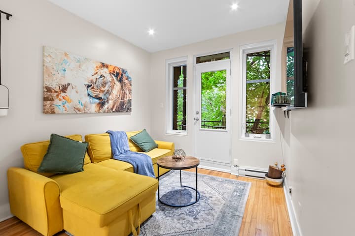 Charming 2 Br With A Green Balcony In The Plateau - Montréal, QC