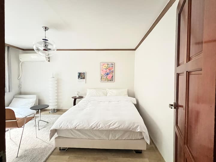 [New Open] 신사동, 압구정동 한가운데 최고의 위치, 예술적인 숙소 [4bed] - Seoul