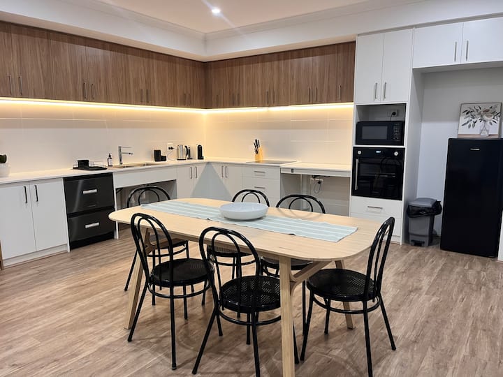 Modern Home And Convenience In The Heart Of Haynes - Hilbert