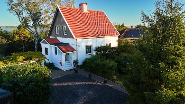 Bright Hilltop Villa | 4br, Bbq, Parking, Lakes - Mölnlycke