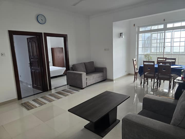 Beachfront City Escape • Sunset Balcony • Ac •Wifi - 콜롬보