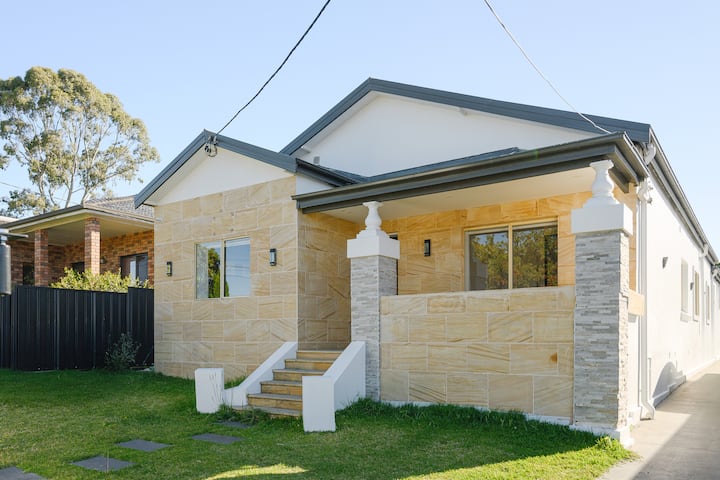 Spacious 5br Family Haven In Kingsgrove For 12ppl - Burwood