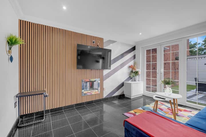 Jair -Gunwharf, Trainstation, Paid Carpark, Garden - Portsmouth