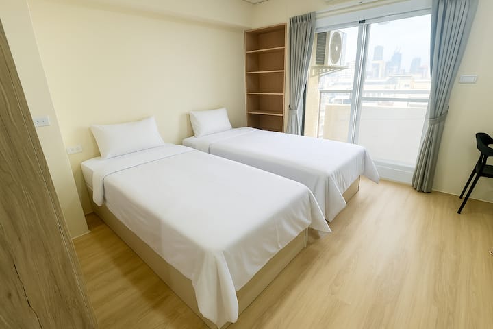 高雄站前必住｜雙床套房帶陽台，好友出遊聊天看街景最對味 - Kaohsiung City