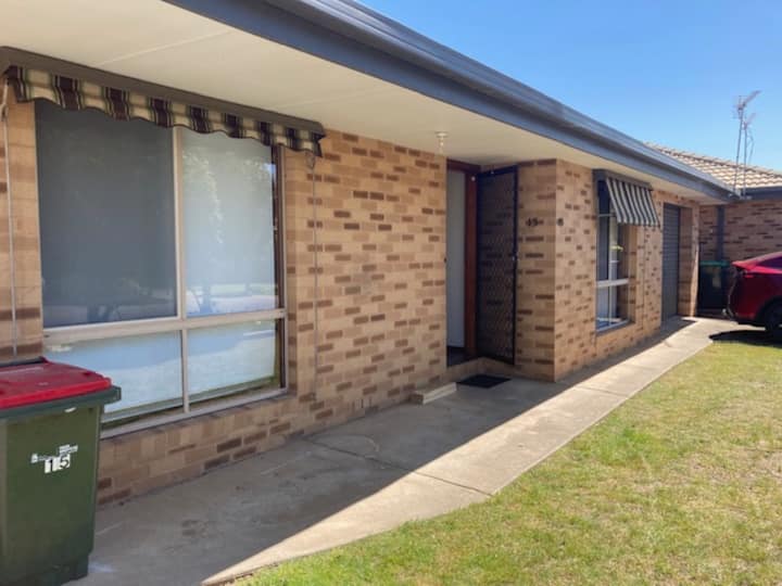 Hendersons On Leena Villa - Wagga Wagga