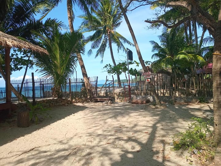 Nippa Hut Beachfront, Fan Bungalow Wi-fi + Parking - Abra de Ilog