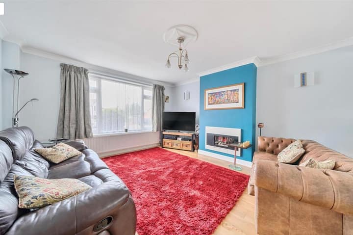 Modern Home With 4 Bedrooms & 4 Beds Close To Bath - Bristol