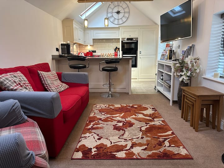 Central Holt Escape | Bright & Stylish 1-bed Stay - Blakeney