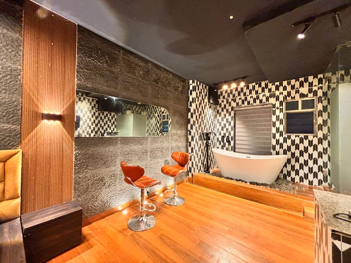 Opulent Suite With Freestanding Bathtub@xanadu715 - Kolkata