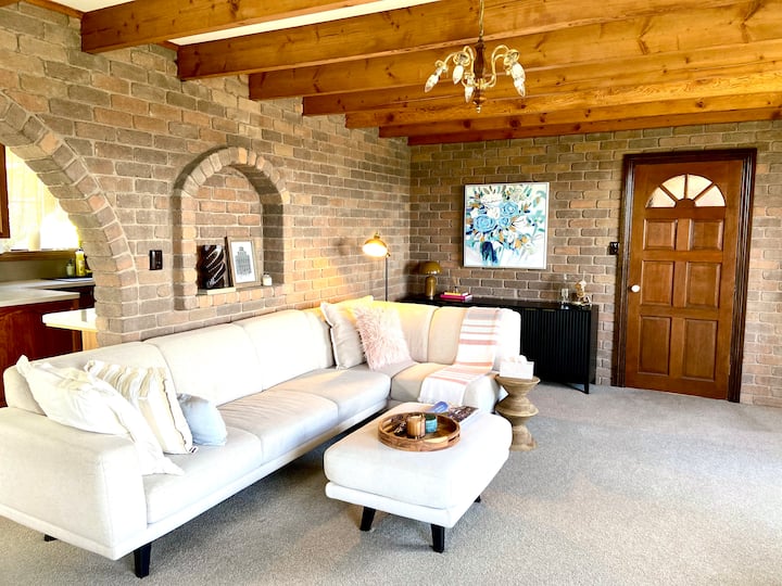 Beautiful Mid-century Home With View - Tasmania