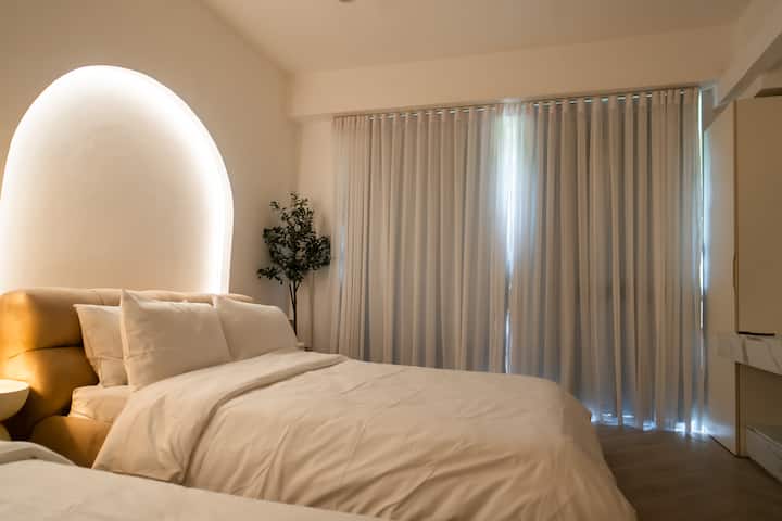 Cushy Studio Beach Condo W/ Mountain View Balcony - Nasugbu