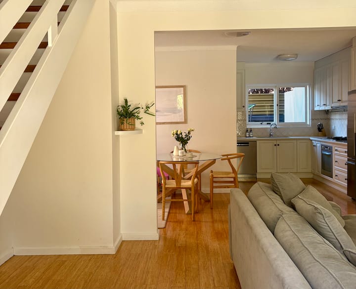 Stylish Beachside Retreat In The Heart Of Glenelg - Glenelg