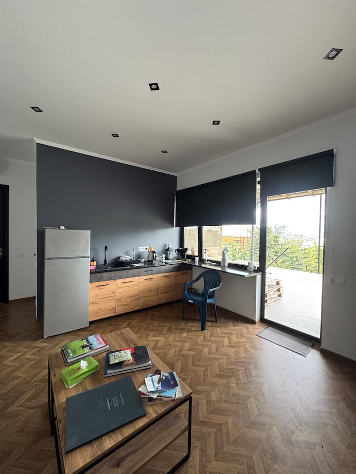 Entire Floor: A Large Balcony With Mountain Views. - Kutaisi